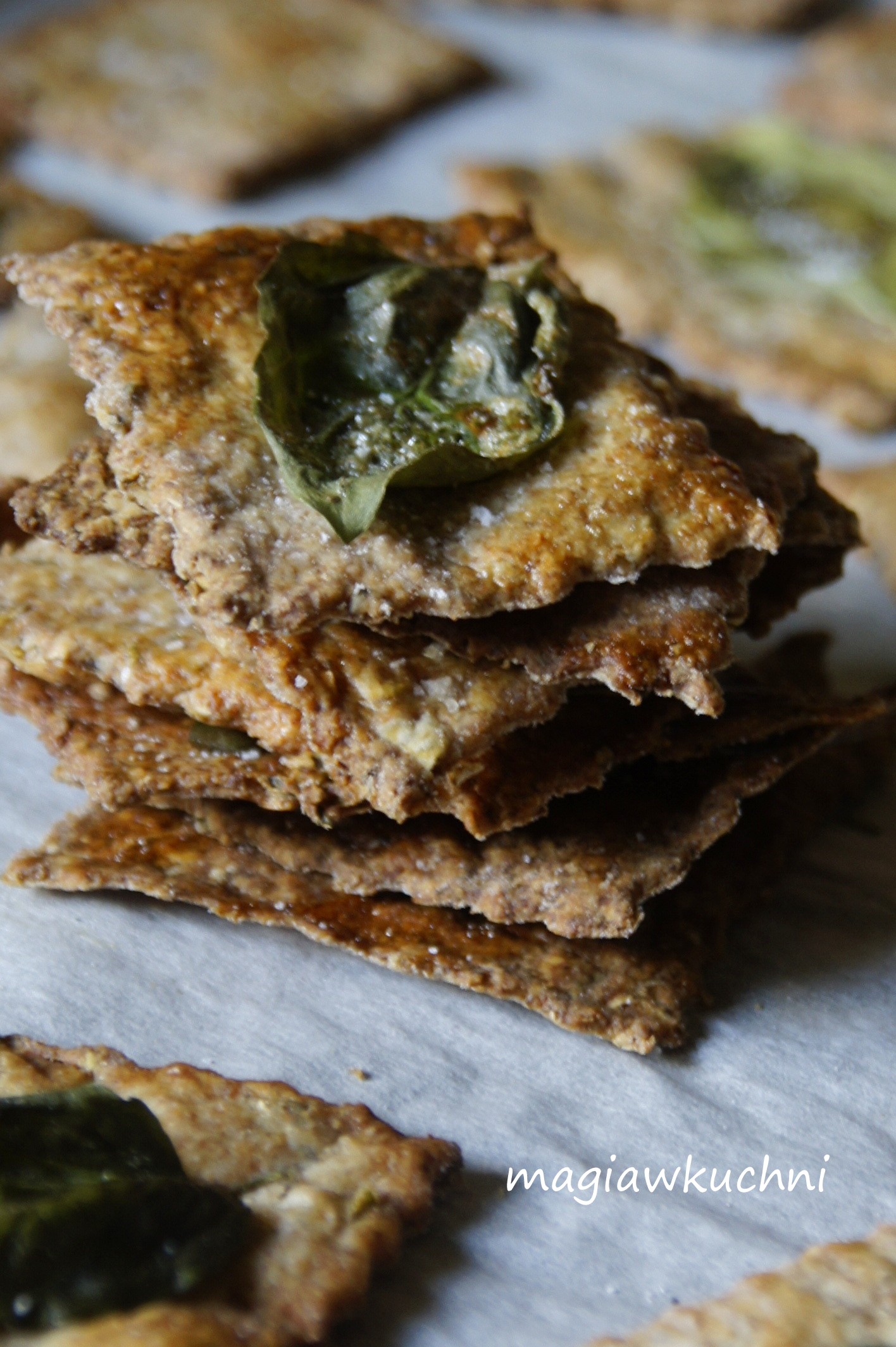 Krakersy żytnie z bazylią i tymiankiem - Magia w Kuchni